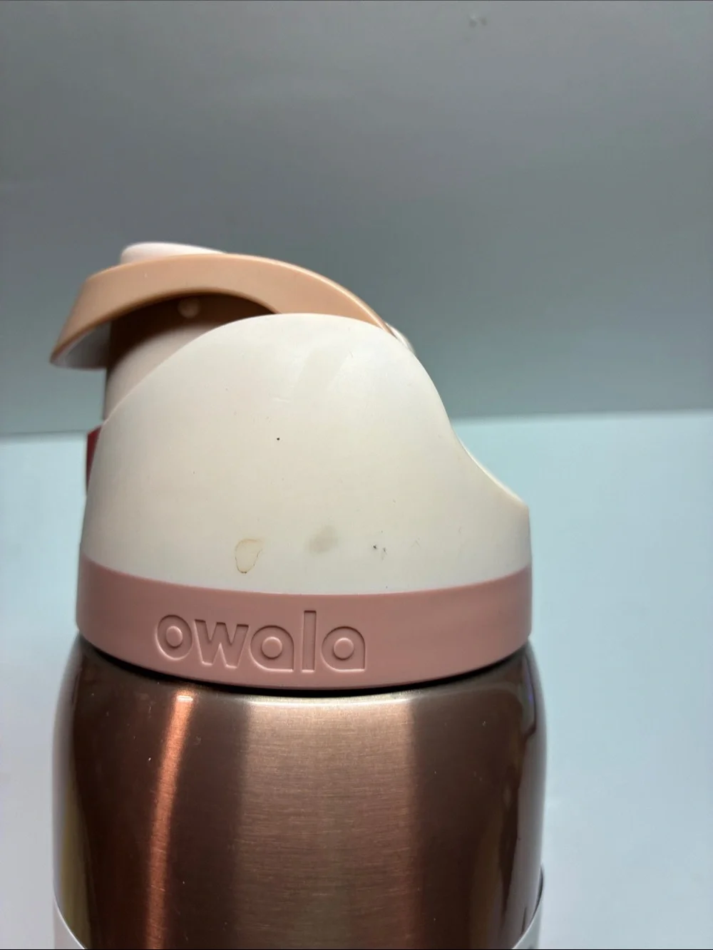 owala | Dining | 32 Oz Owala Freesip With Straw New Exclusive Color ...